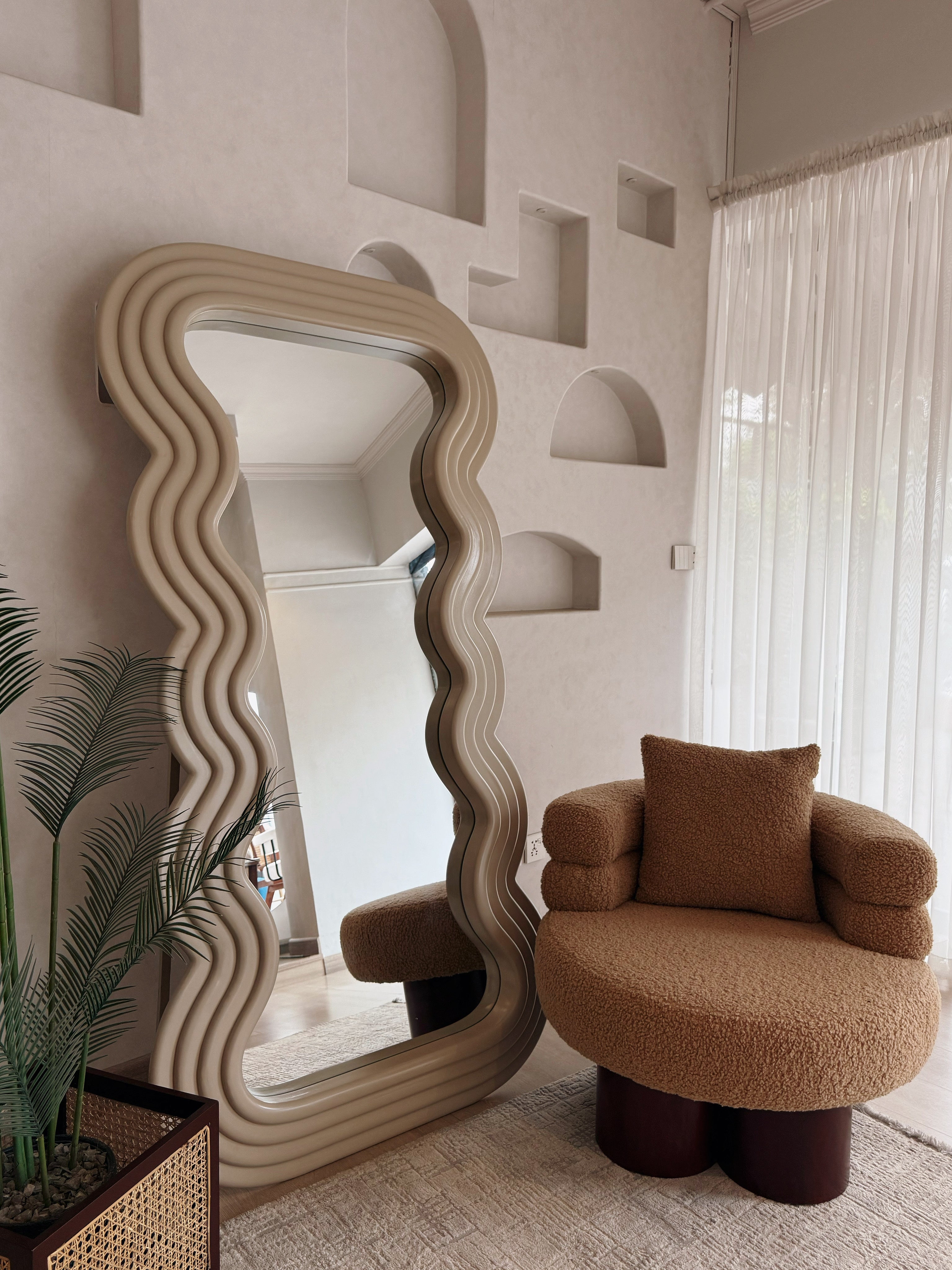 Wiggly Mirror – Fine Finds